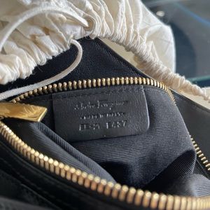 Salvatore Ferragamo | Bags | Auth Ferragamo Sheeba Black Leather Tote ...